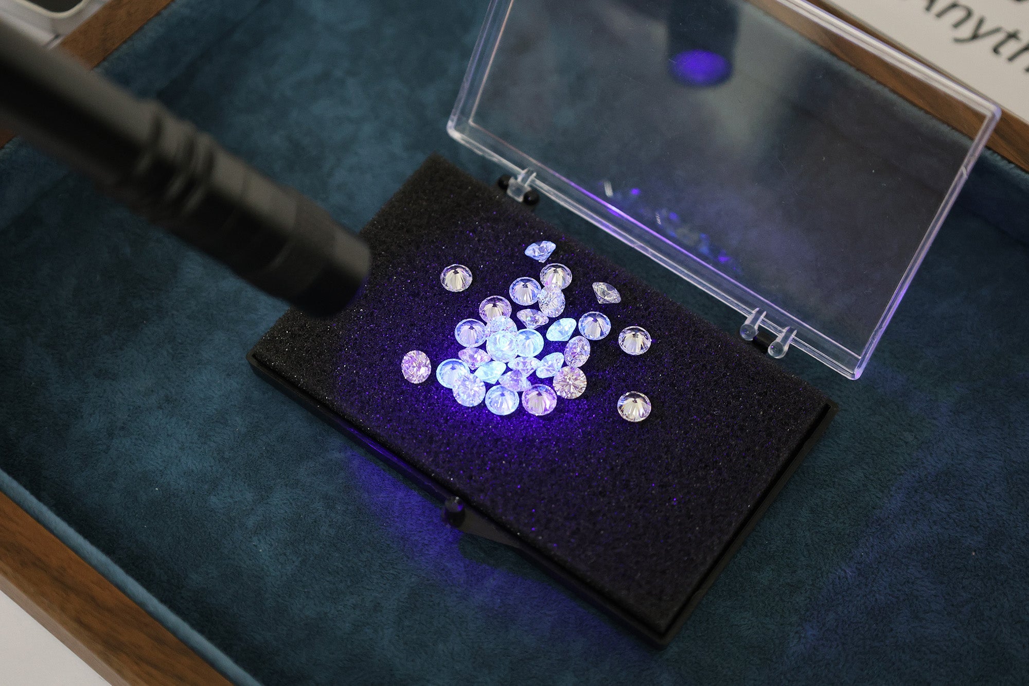 Fluorescence vs. Non-Fluorescence 💡 – Rising Star Diamond